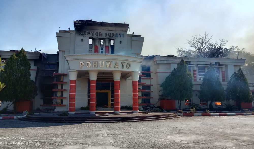 Kantor Bupati dan Gedung DPRD Pohuwato Di Bakar Masa Pendemo - Barakati ID